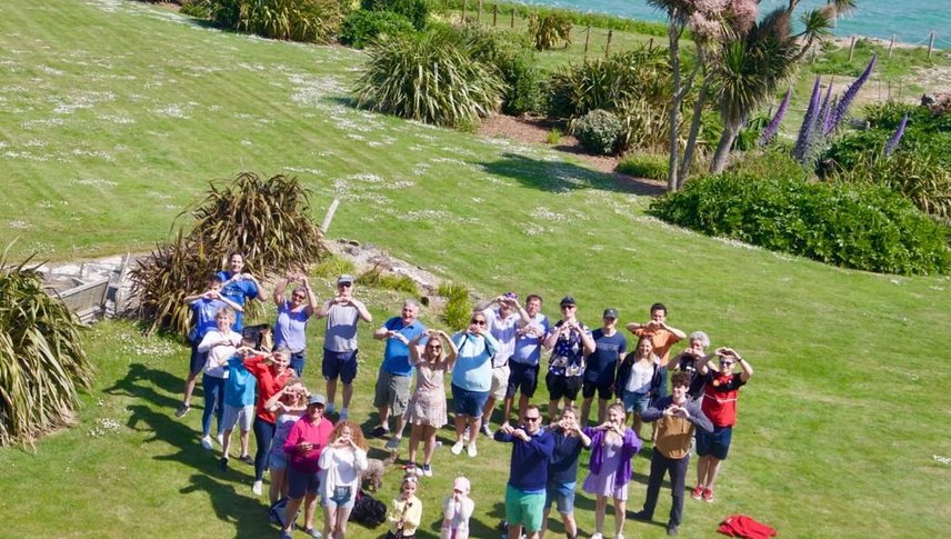 Misión Suki Thompson raises awareness of skin melanoma. Ayudanos a ...